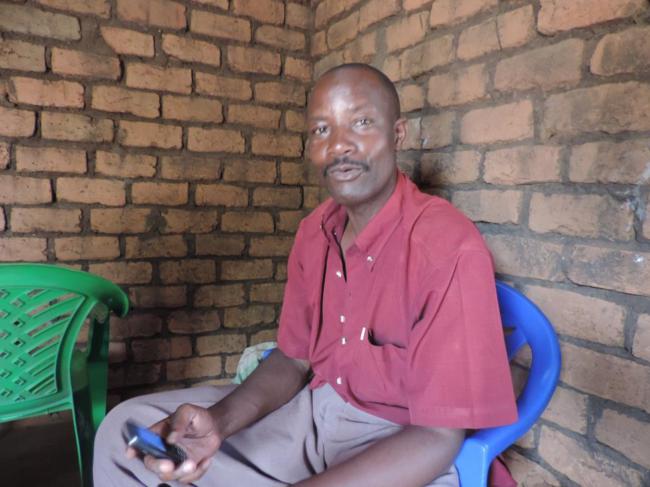 John Kwilasa-WASIMA's local representative explaining possibilities of ...